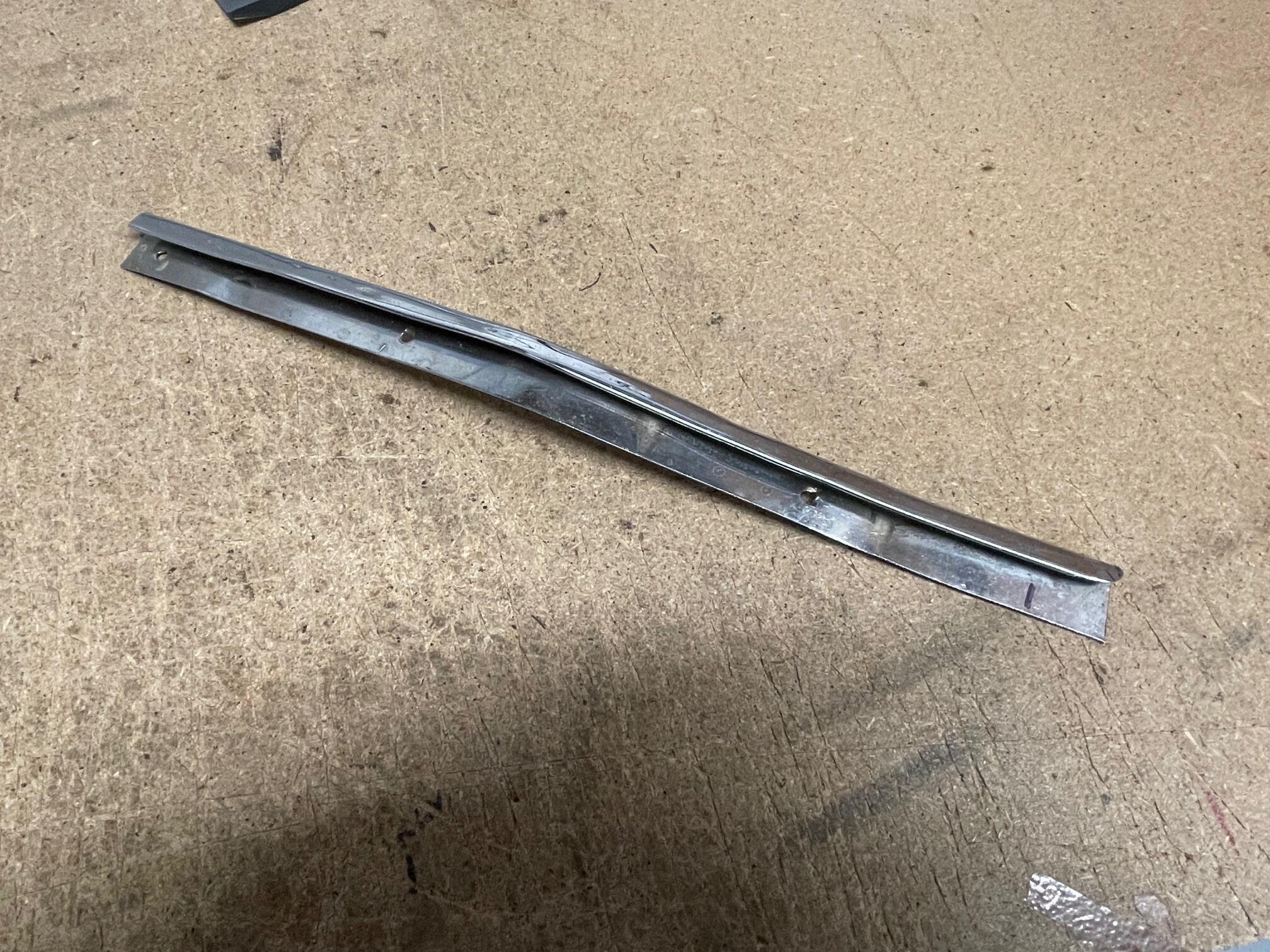 BD26545 ORIGINAL E-TYPE S1 & S2 L/H DOOR PANEL CHROME TRIM (1)