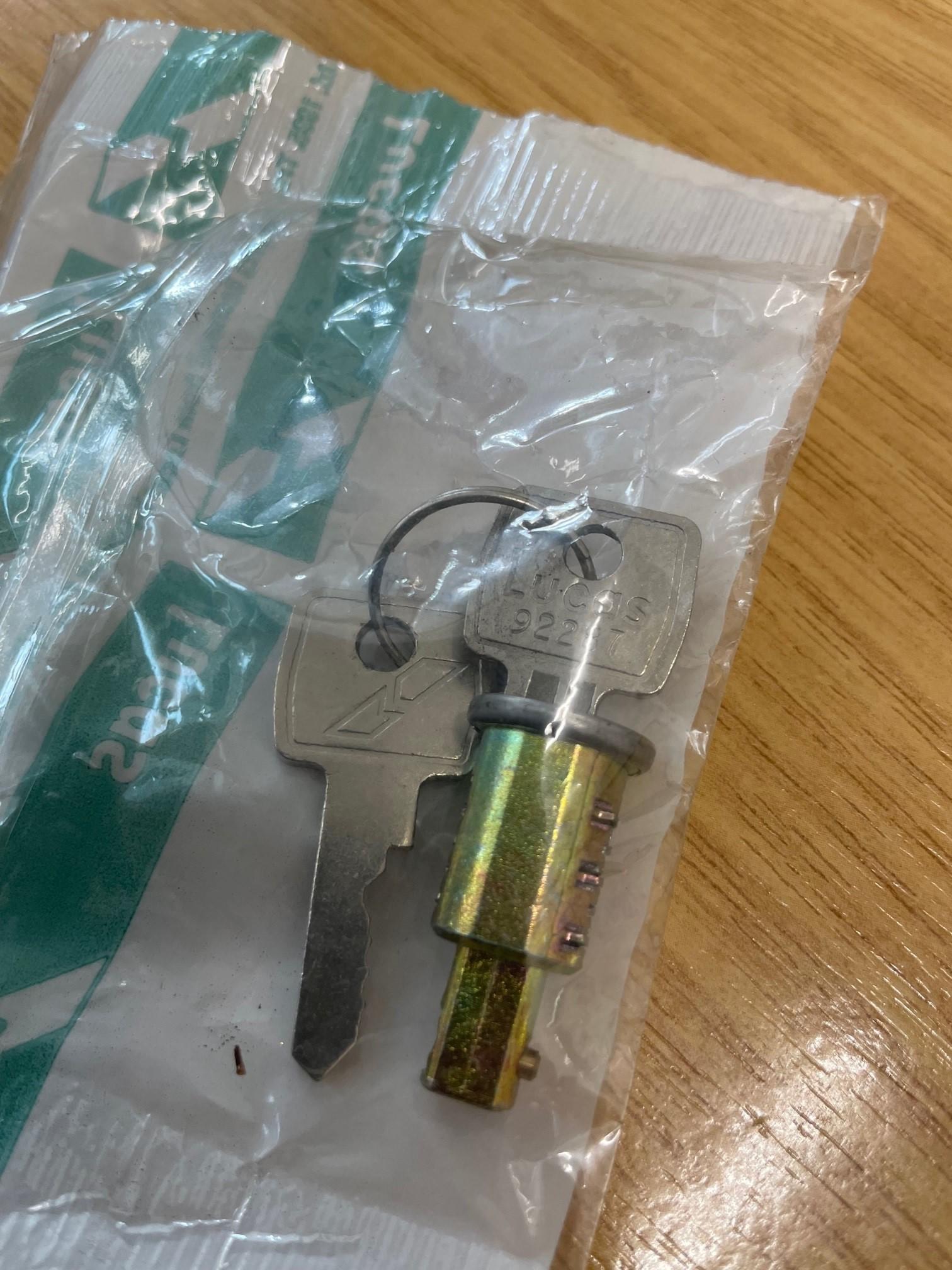 ORIGINAL LUCAS IGNITION KEY AND BARREL SWITCH NOS BD10610 54316731