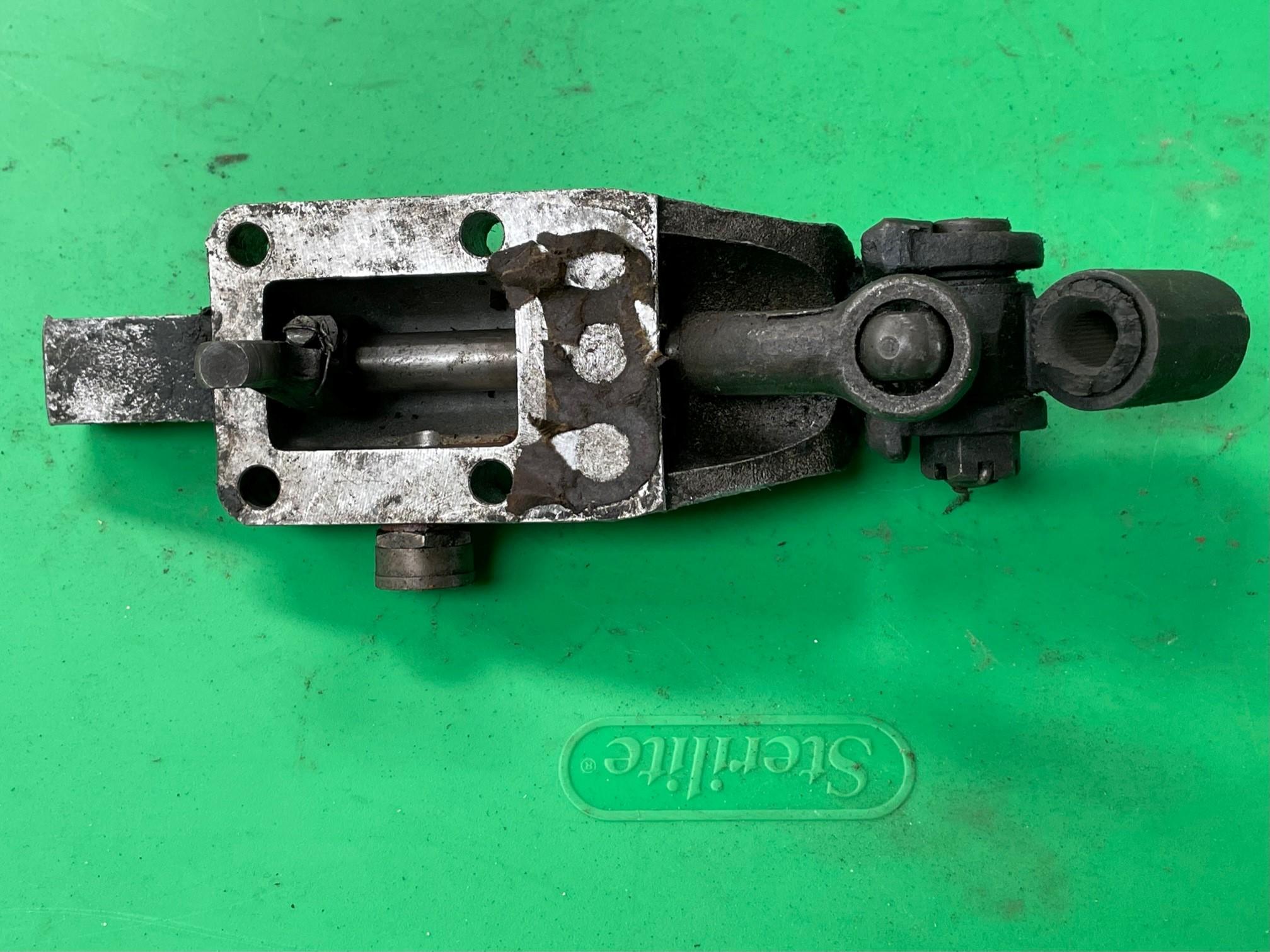 C14468 ORIGINAL E-TYPE S1 3.8 GEARBOX HOUSING, KNUCKLE, CONTROL SHAFT,