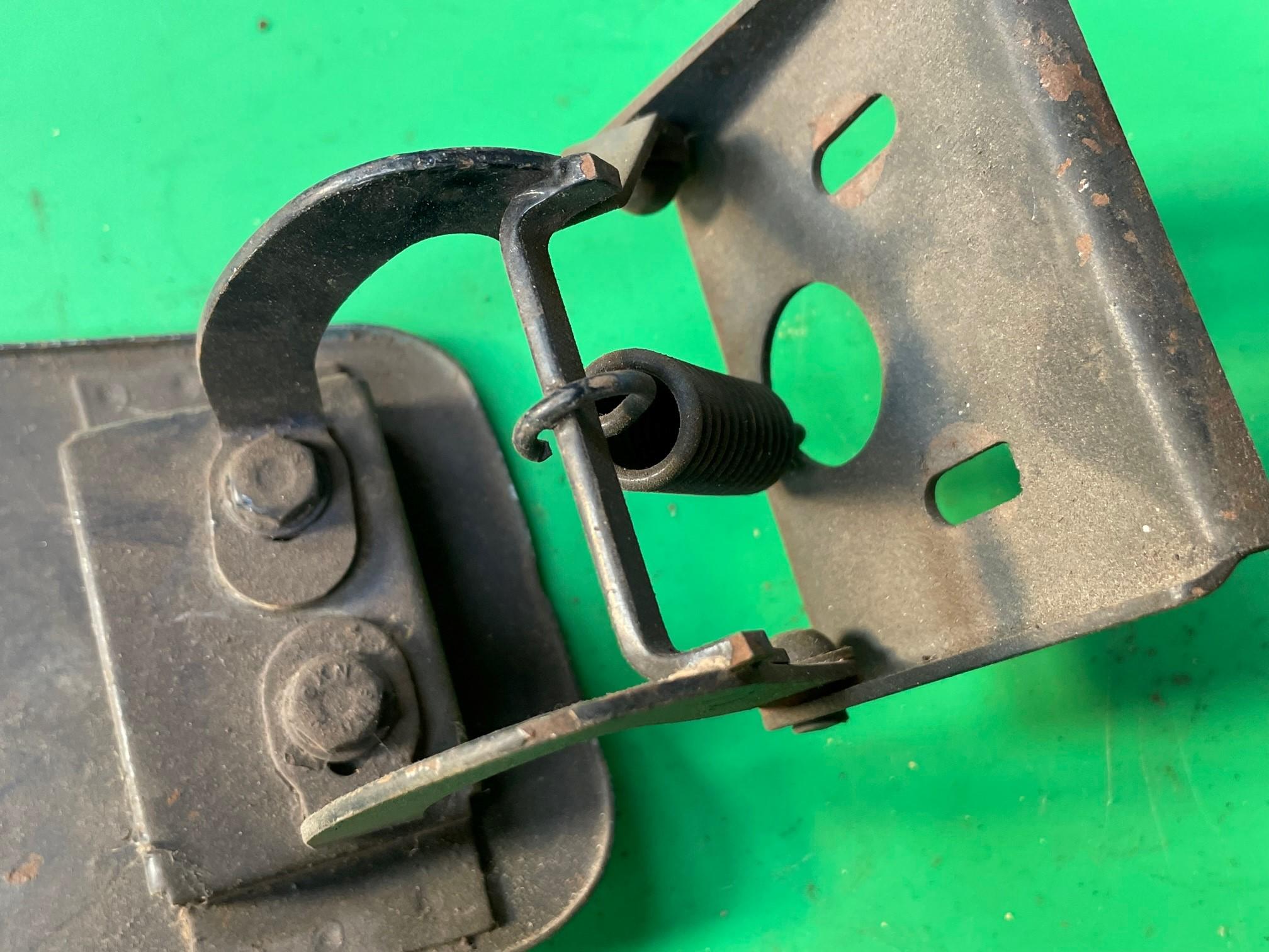 ORIGINAL E-TYPE FHC & 2+2 REAR FUEL FLAP & HINGE BD22242 BD15932 (E)