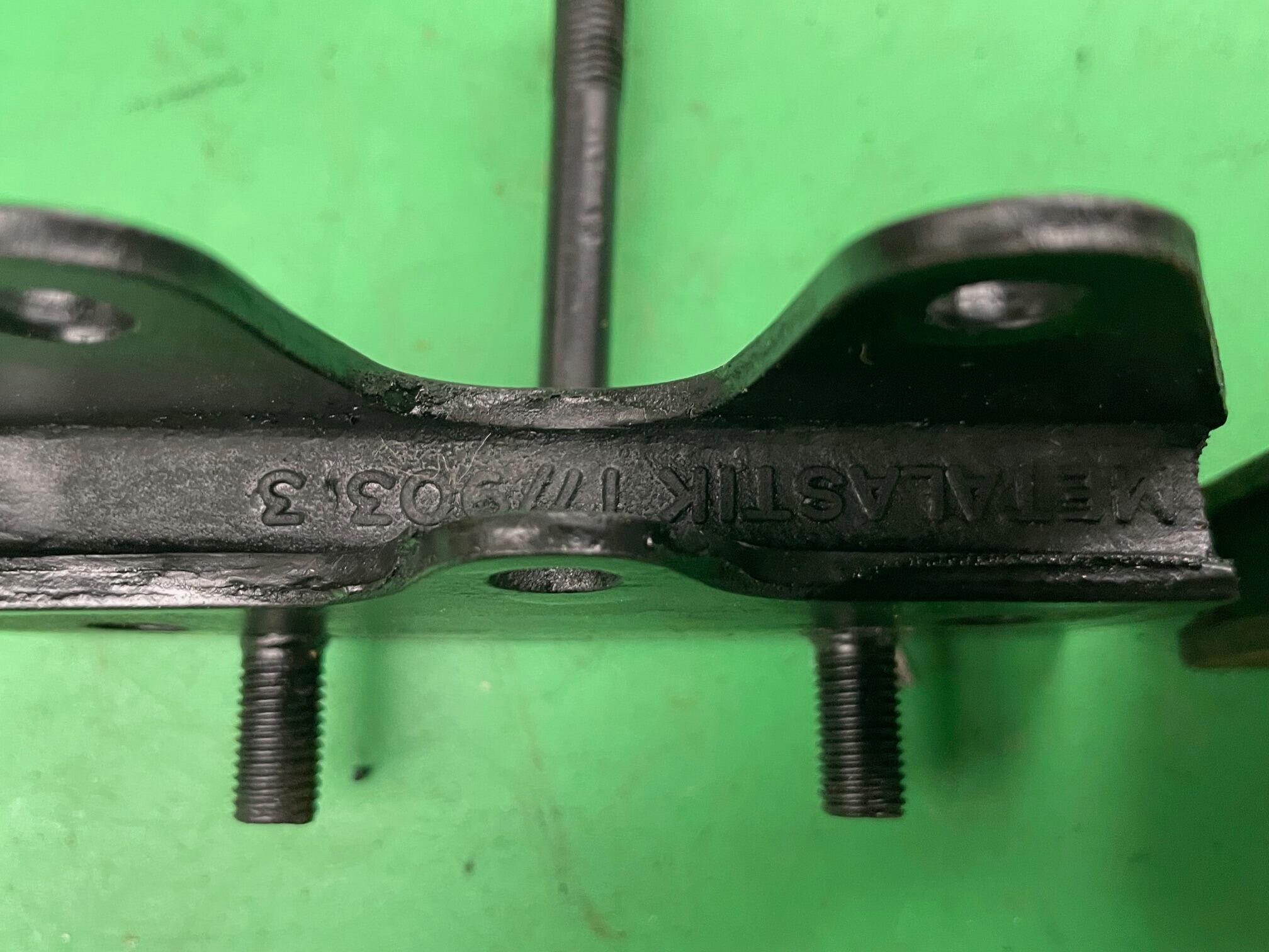 ORIGINAL PAIR OF METALASTIK E-TYPE S1 S2 STEERING RACK MOUNTS C20087 (C)