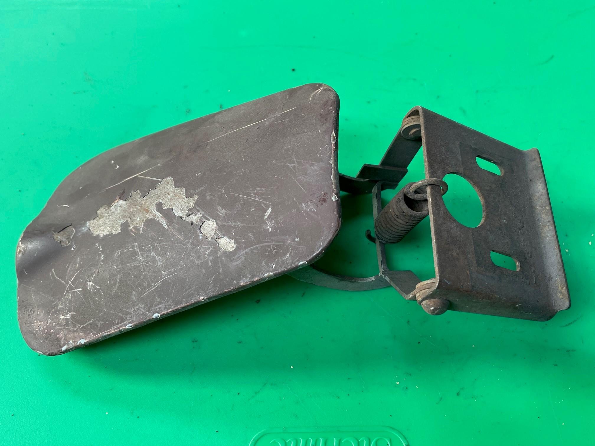 ORIGINAL E-TYPE FHC & 2+2 REAR FUEL FLAP & HINGE BD22242 BD15932 (C)