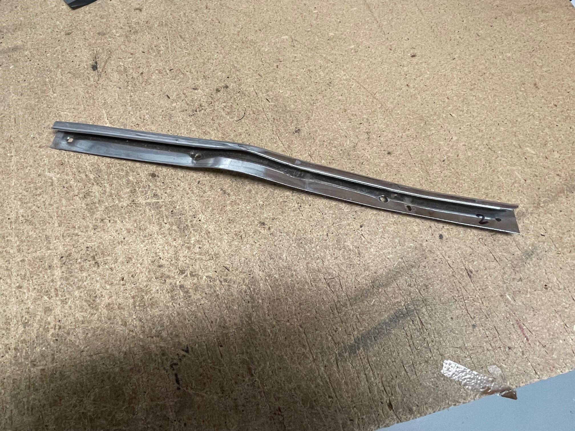 BD26545 ORIGINAL E-TYPE S1 & S2 L/H DOOR PANEL CHROME TRIM (2)