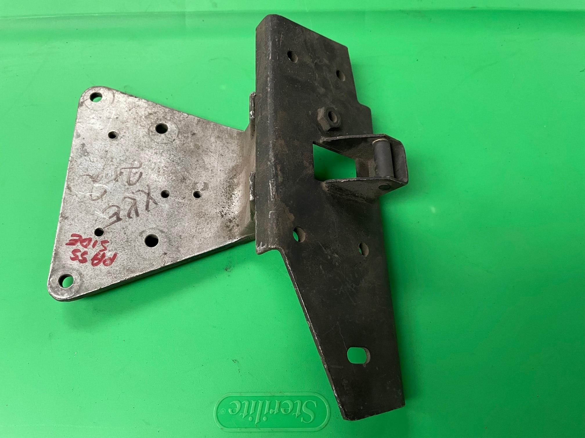 BD28670 ORIGINAL E-TYPE S1 S1.5 S2 2+2 & S3 DHC R/H DOOR HINGE (1)