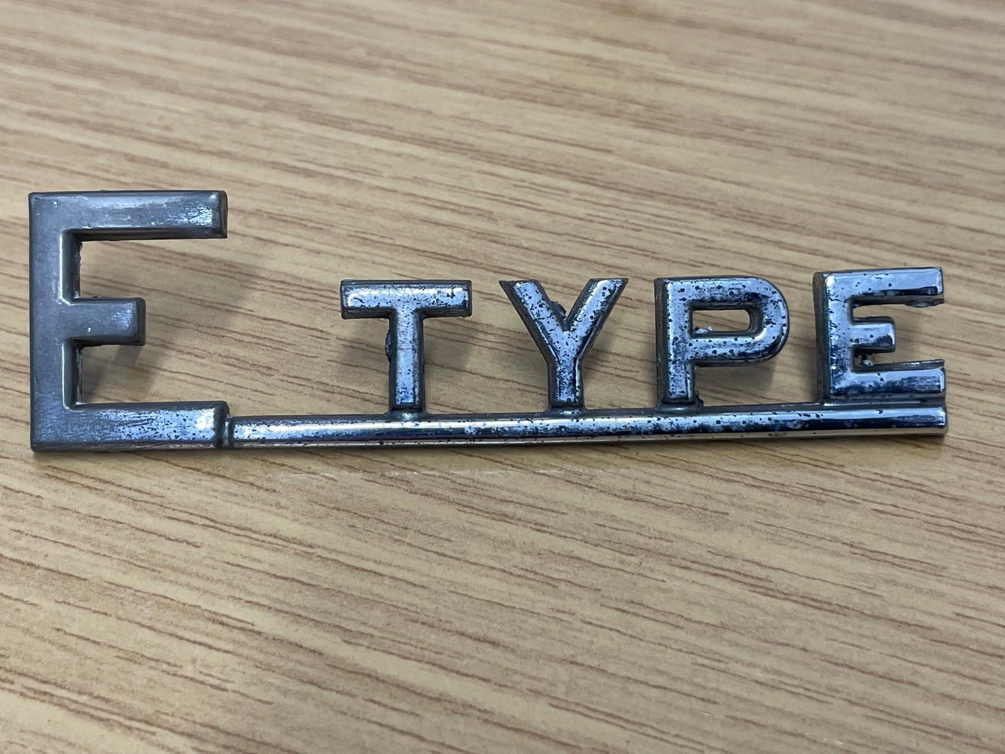 ORIGINAL GENUINE E-TYPE BOOT / TRUNK MOTIF / BADGE BD27666 (D)