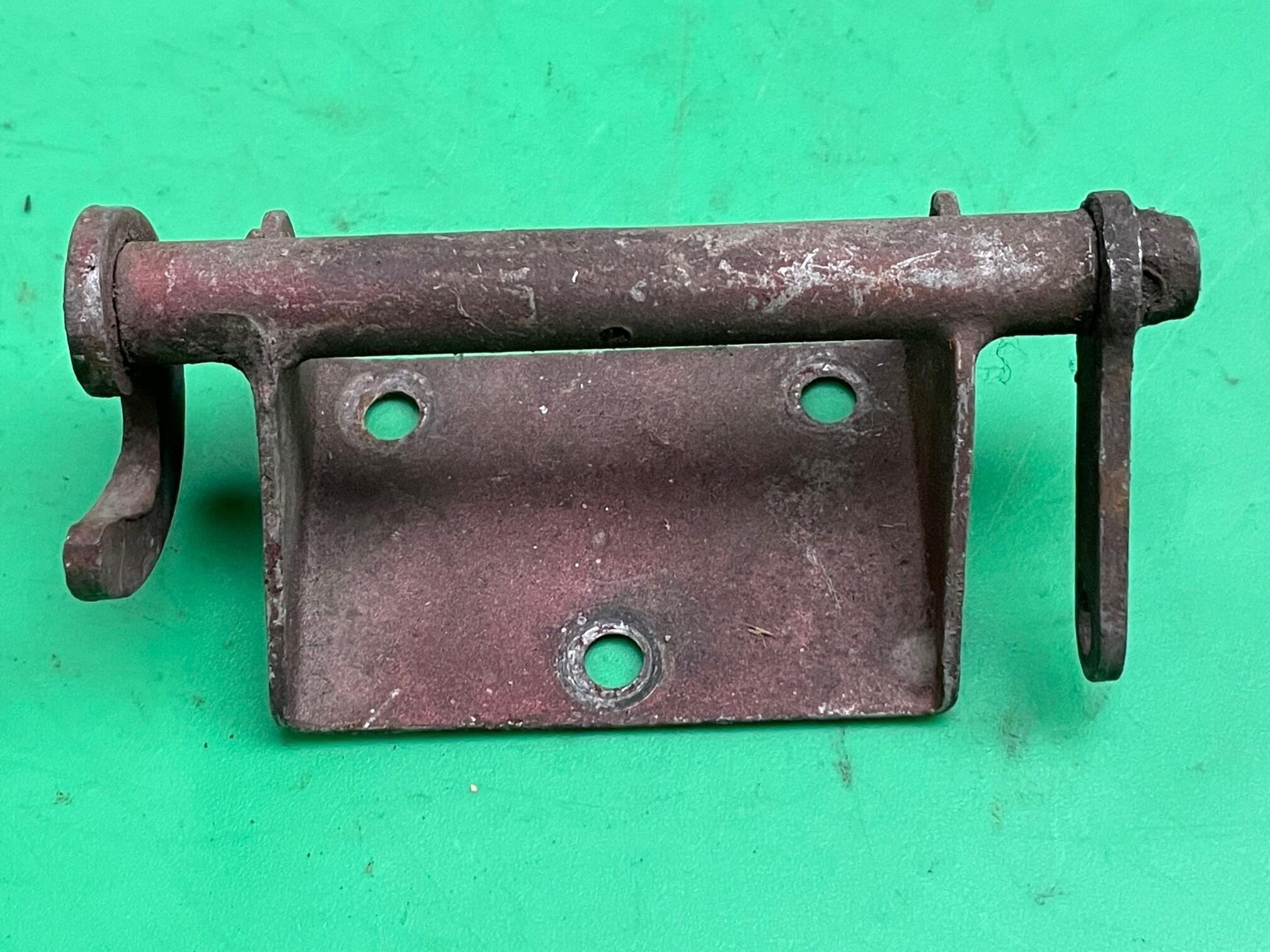 ORIGINAL E-TYPE BONNET MOUNTING BRACKET & L/H HOOK BD19883 BD19891 (B)