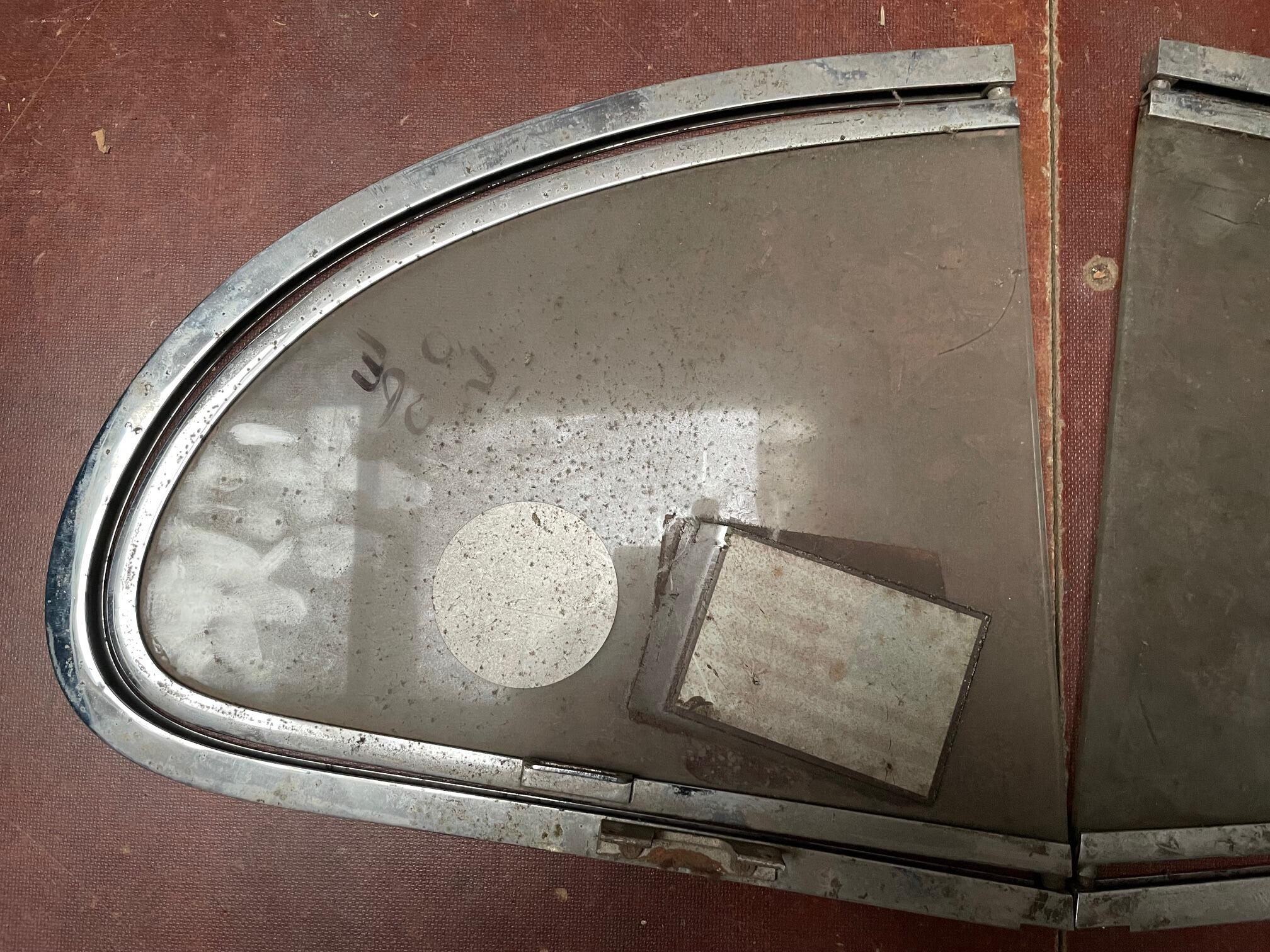 VERY RARE ORIGINAL XK150 L/H & R/H REAR QUARTER WINDOWS & FRAMES (A)