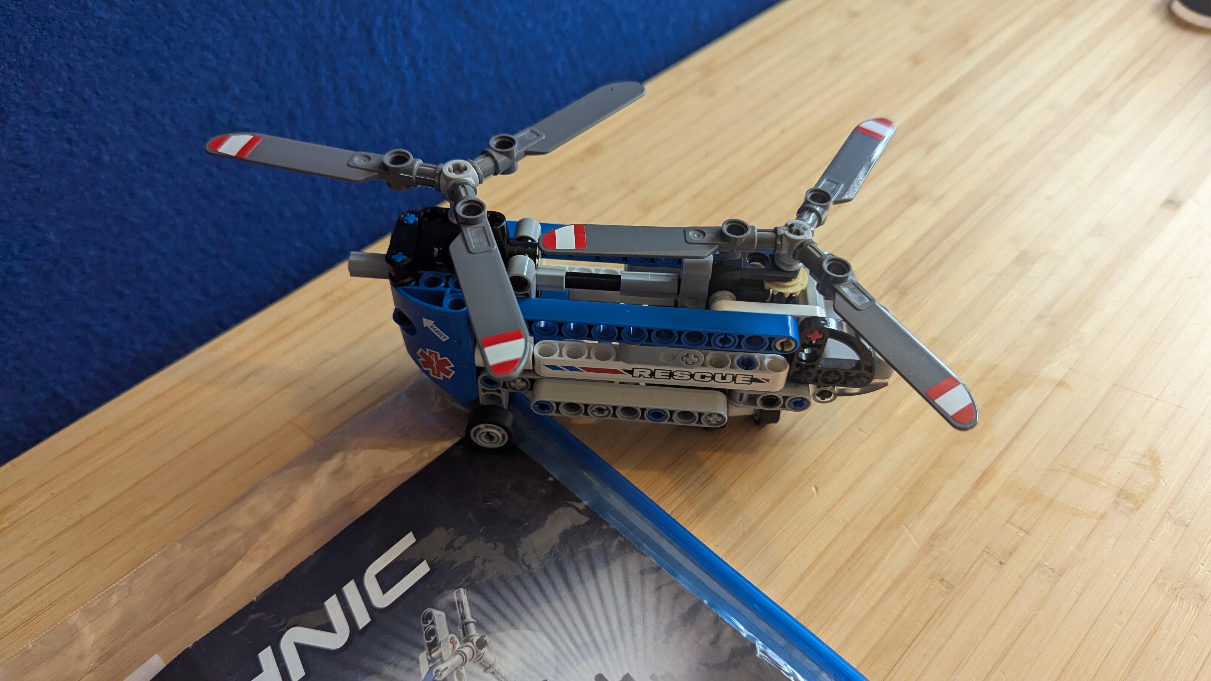 Lego 42020 Technic Twin-rotor Helicopter