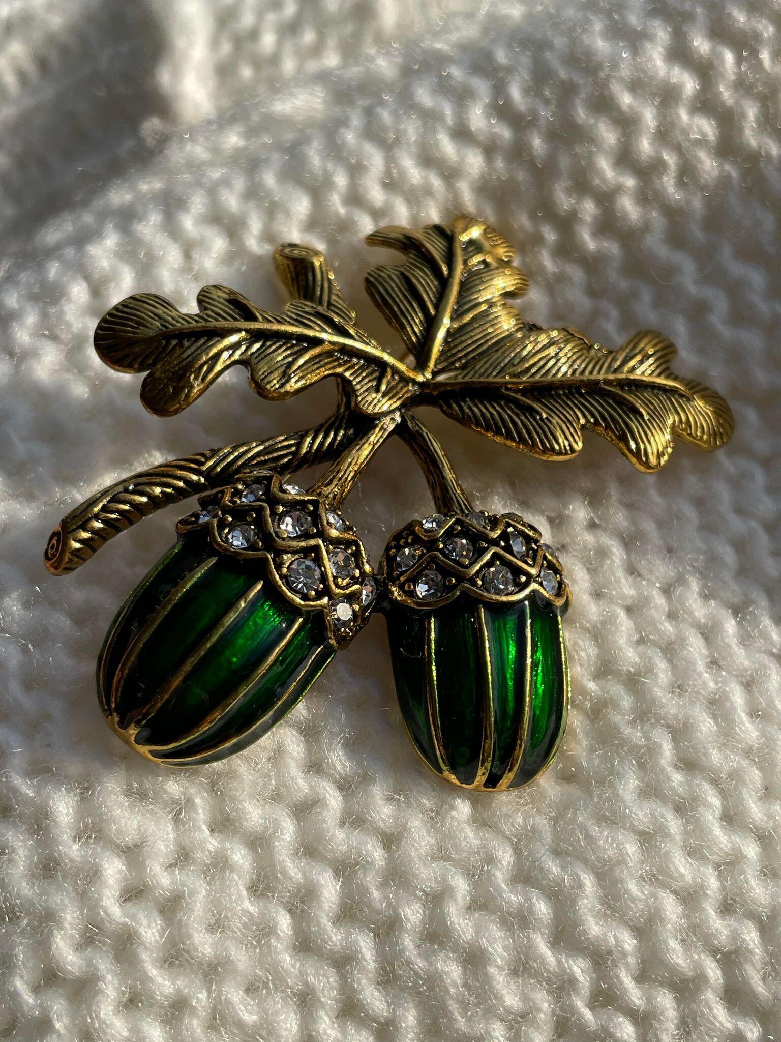 Acorn brooch
