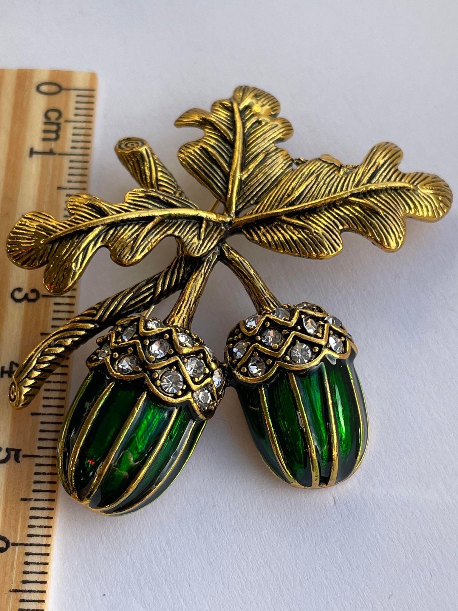 Acorn brooch