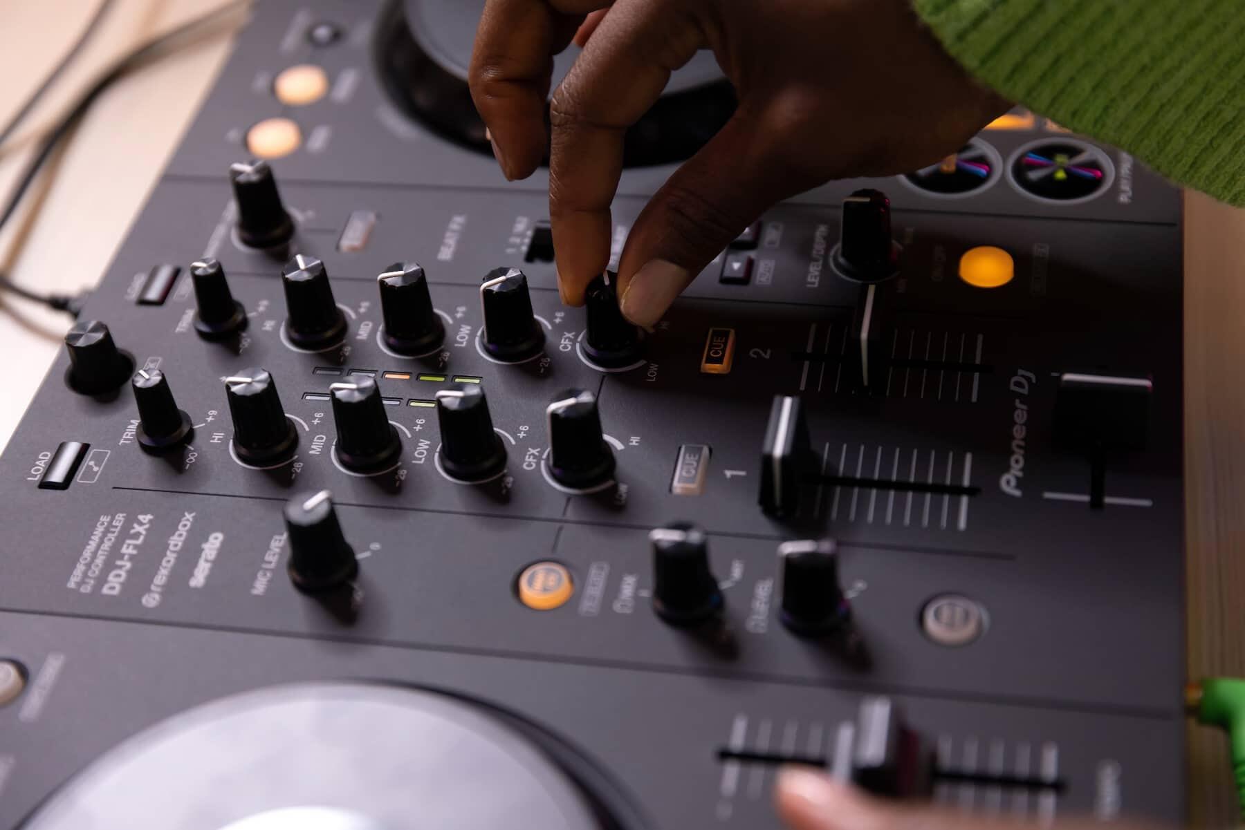 Pioneer DJ DDJ-FLX4 & VM-50 CUE1 Bundle