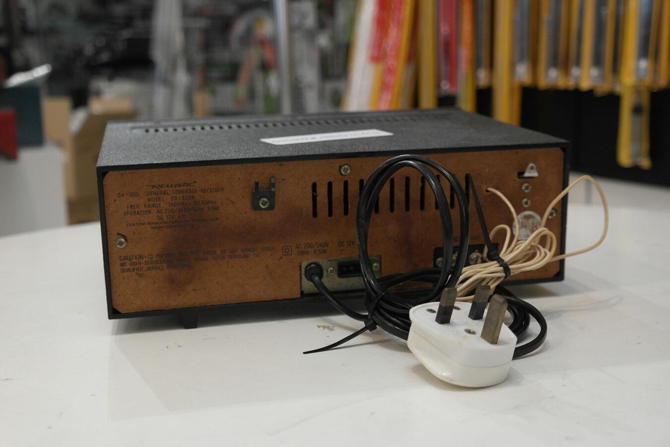 Second Hand Realistic DX-100L Radio Shack Shortwave Receiver
