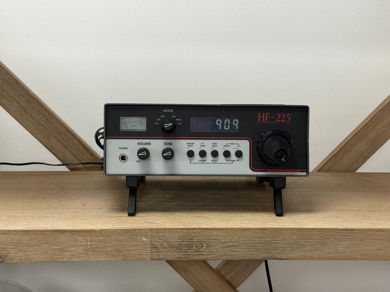 Second Hand Lowe HF-225 HF Receiver – Radioworld UK