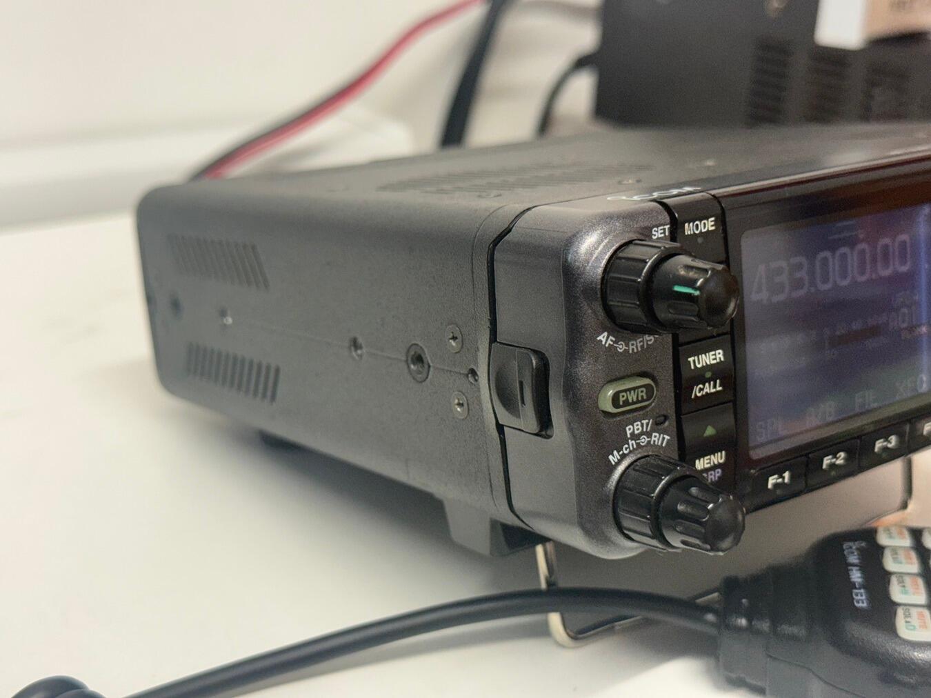 Used Icom IC-7000 HF/VHF/UHF Mobile Transceiver | Radioworld UK
