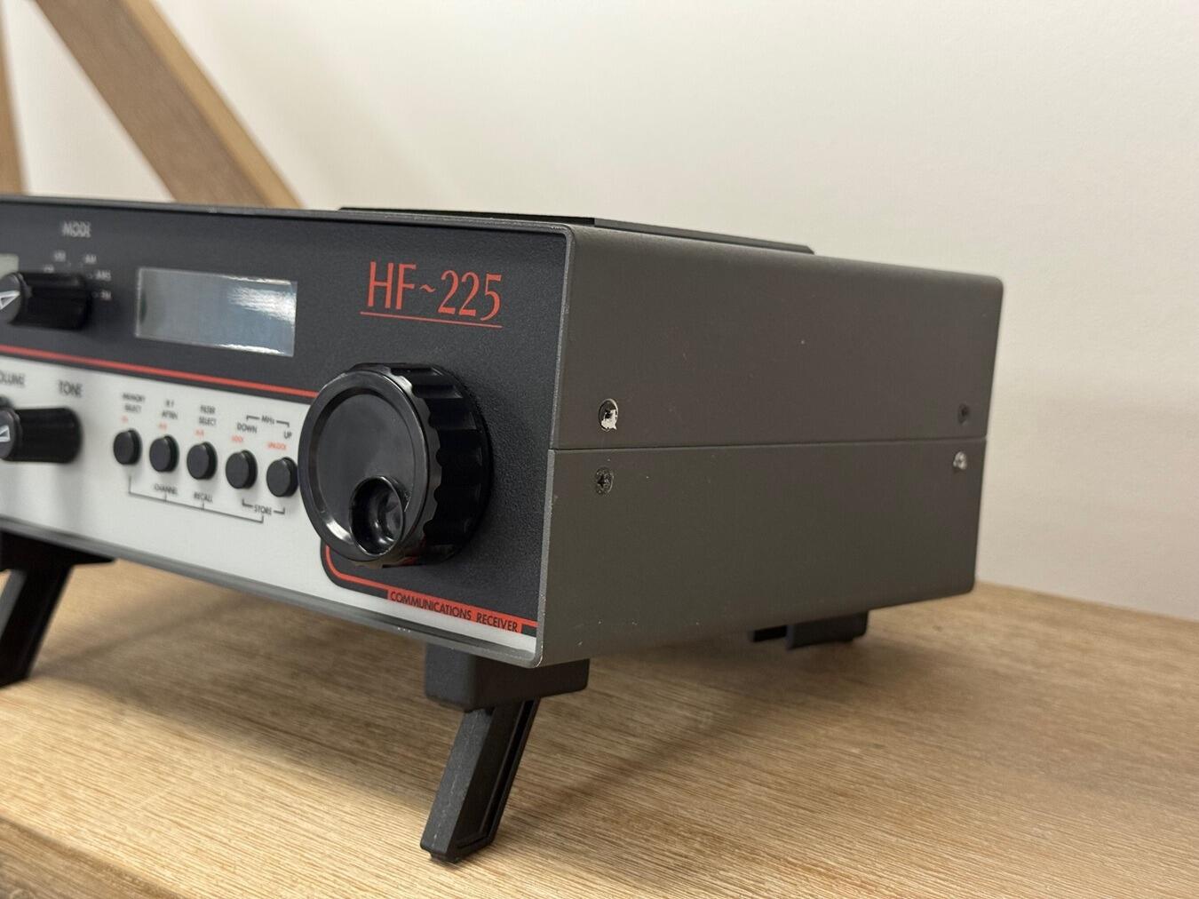 Second Hand Lowe HF-225 HF Receiver – Radioworld UK