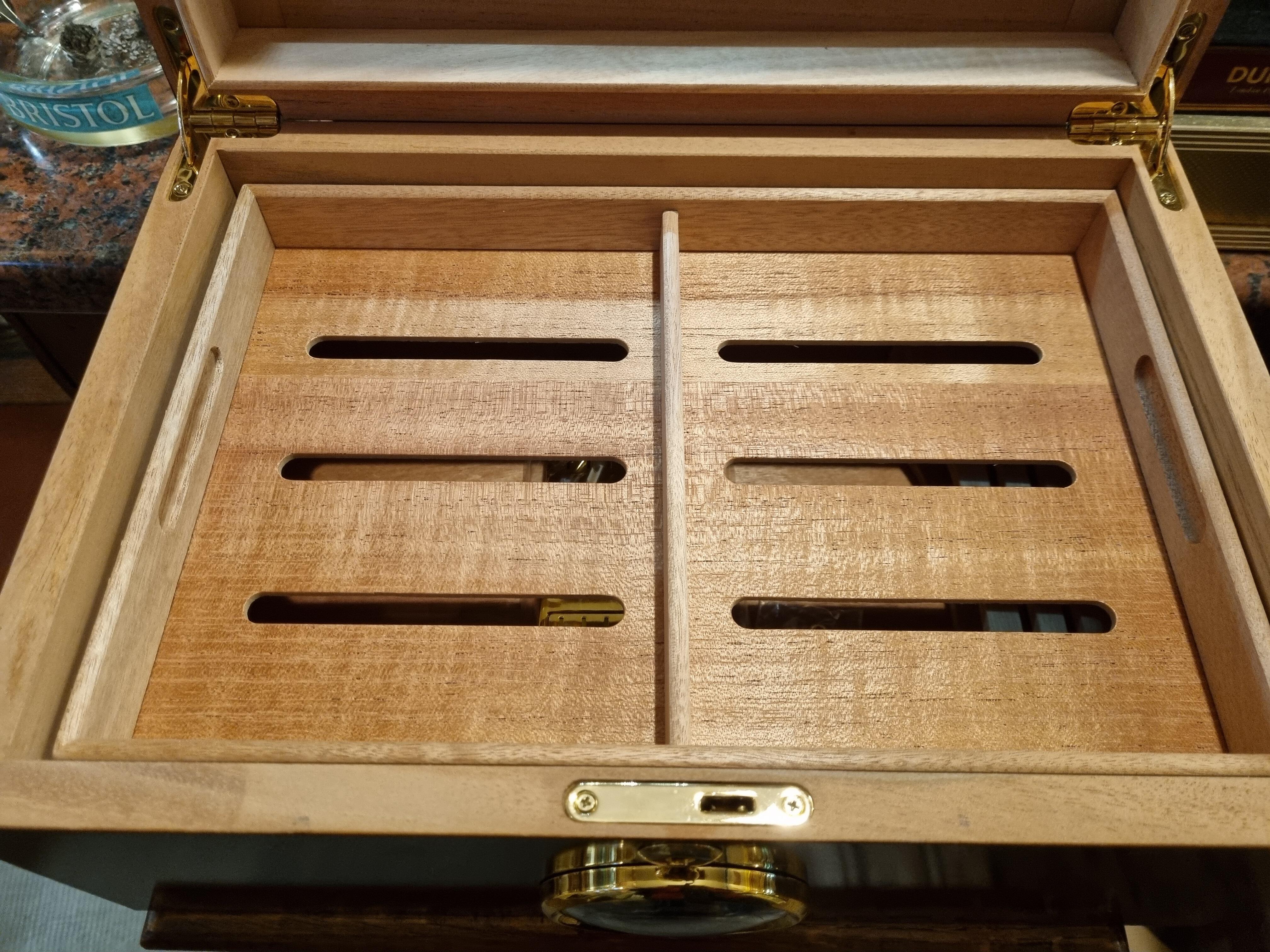 Glass Top Cigar Humidor 50 Count | Lock & Keys