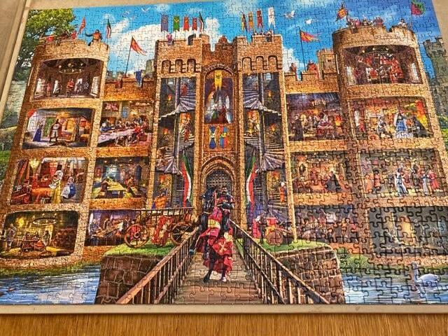Gibsons Castle Cutaway 1000 Piece Jigsaw Puzzle