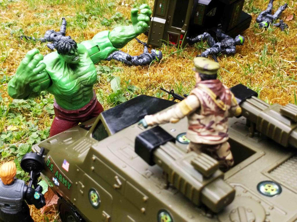 Hulk vs General Ross Hulkbuster Team Marvel Universe 3.75" Awesome ...