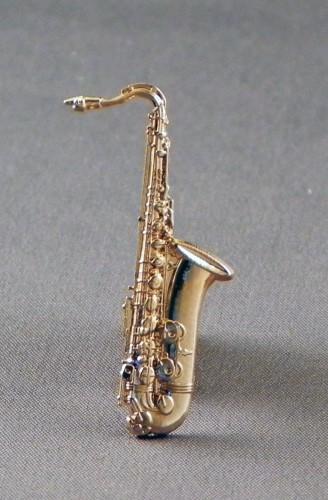 Wholesale 20 x Gold Saxophone Pin Badges | Wholesale Enamel Pin Badges UK