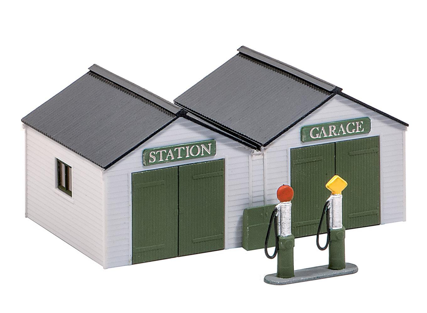 WILLS SS12 Station Garage and Pumps, OO Gauge plastic kit