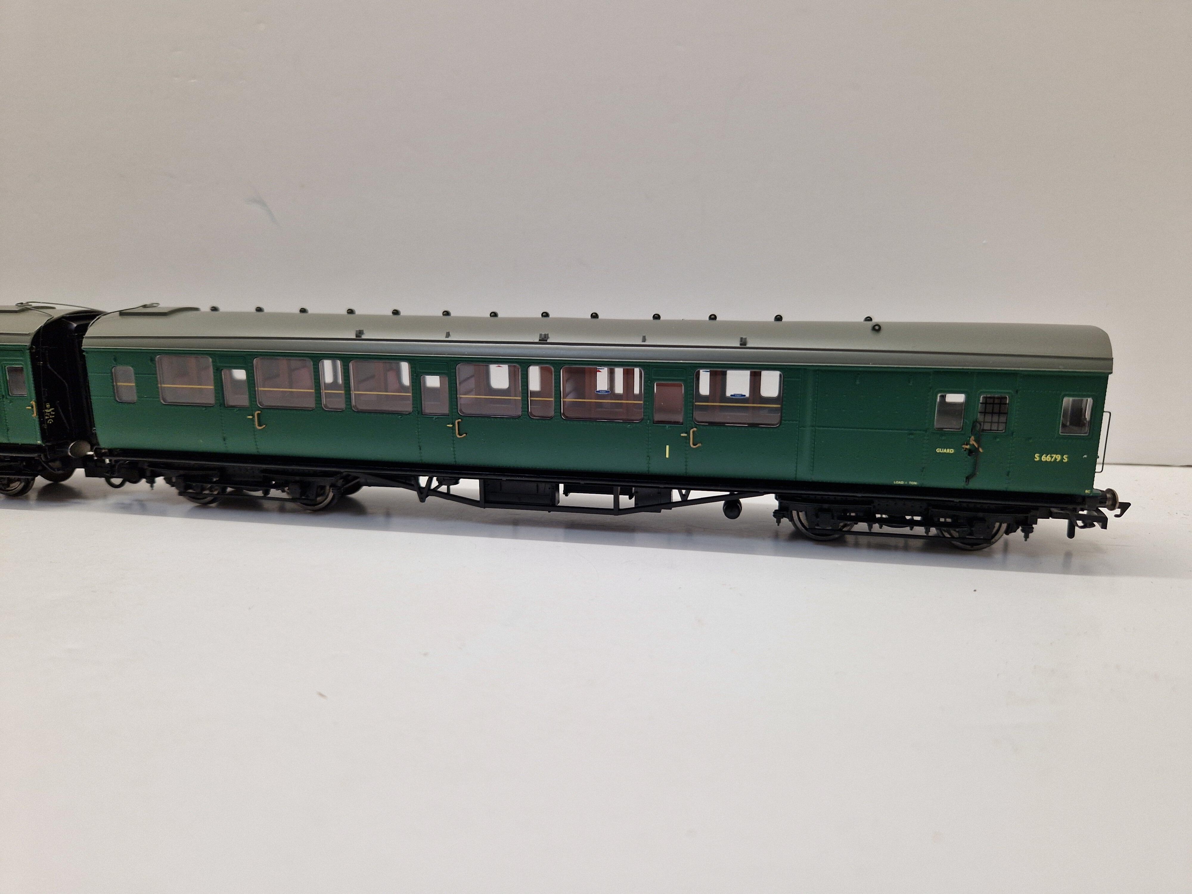 A pre-owned Hornby R4534 BR Pull-Push Maunsell Coach Pack
