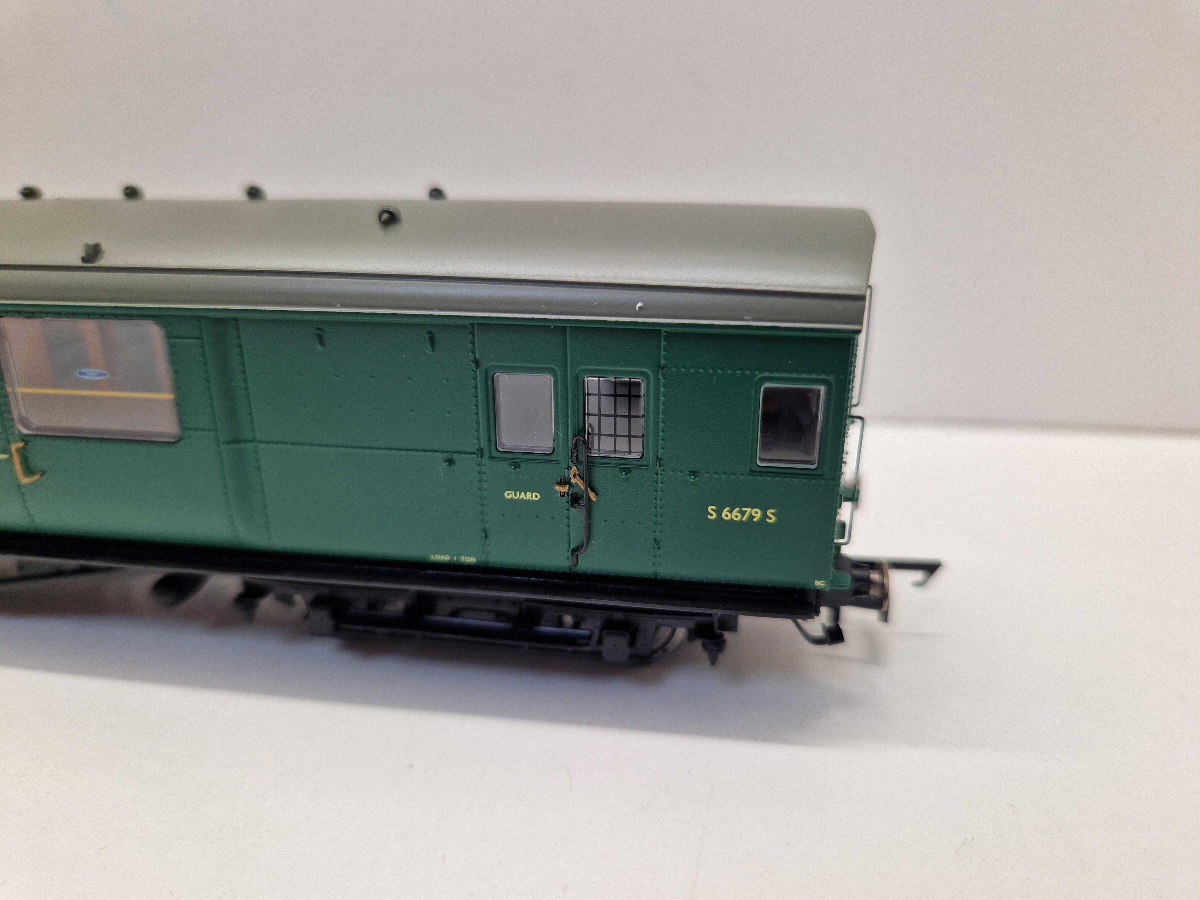 A pre-owned Hornby R4534 BR Pull-Push Maunsell Coach Pack