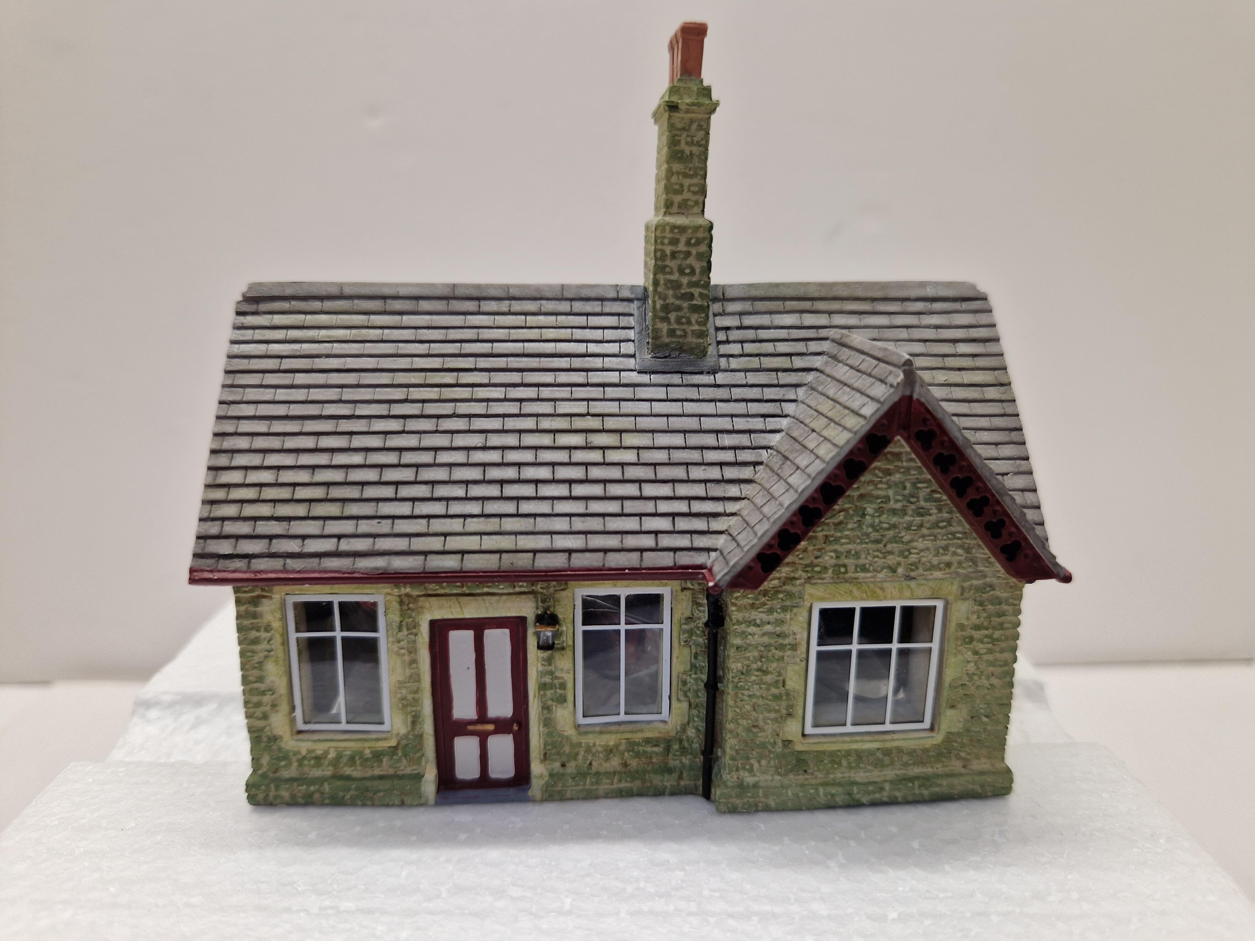 Scenecraft 44 0083 OO Gauge Hampton Station Booking Office Resin Model scenecraft-44-0083-oo-gauge-hampton-station-booking-office-resin-model