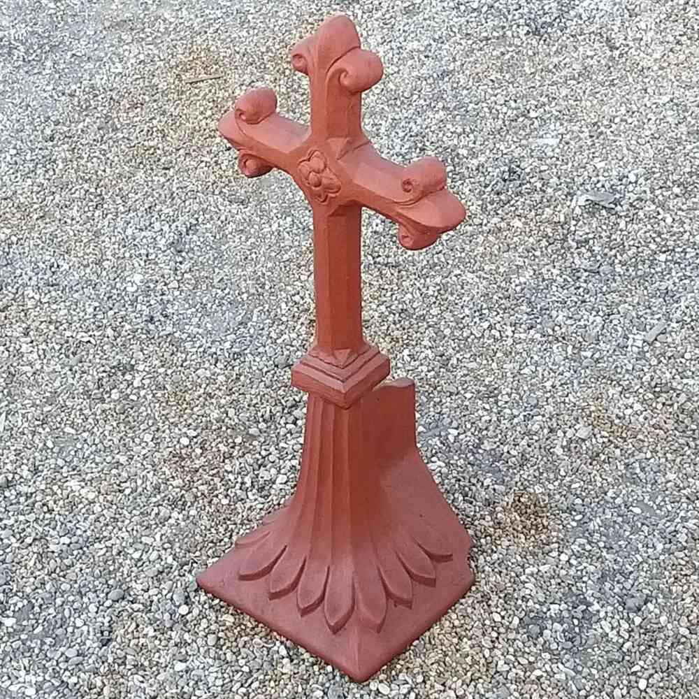Angled block end tudor cross ridge finial