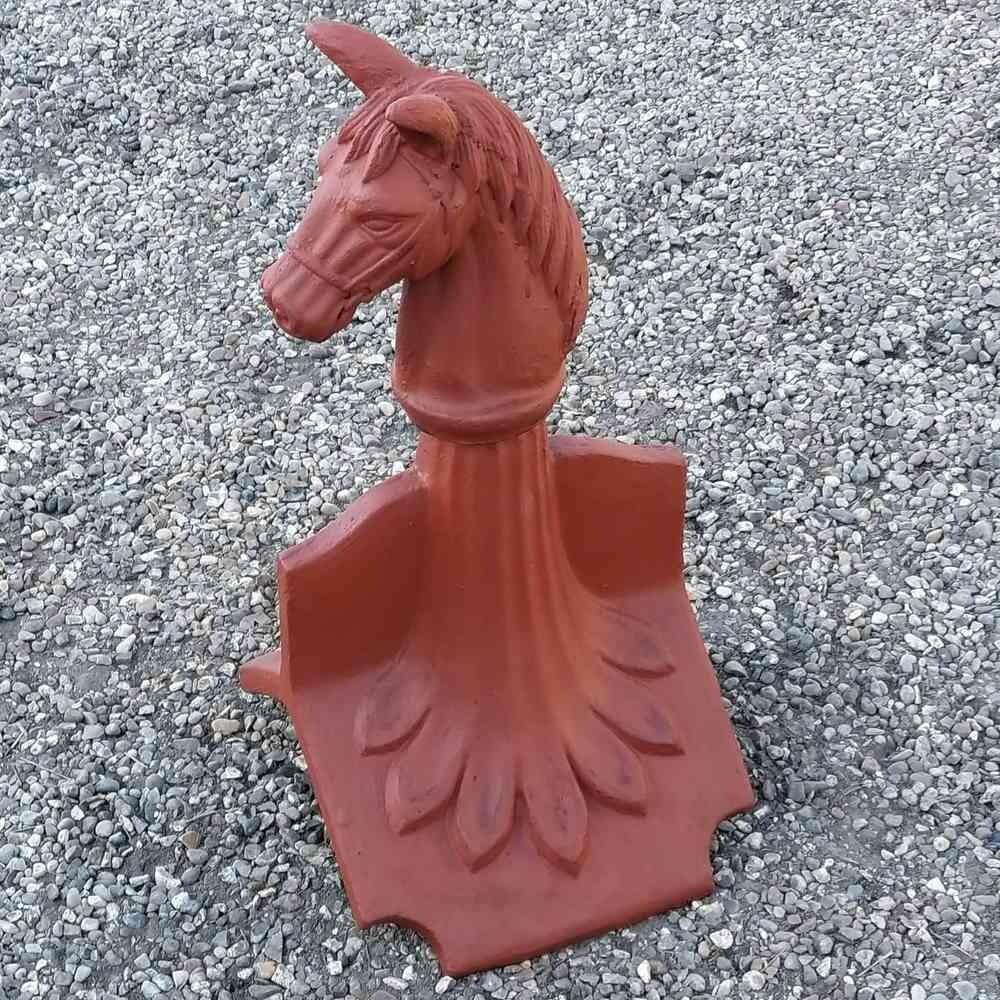 Column horse roof finial
