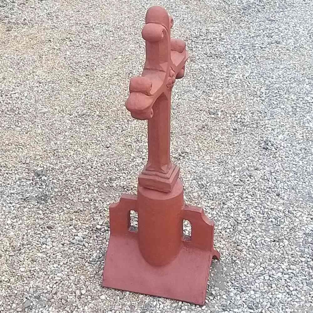 Double arch tudor cross finial