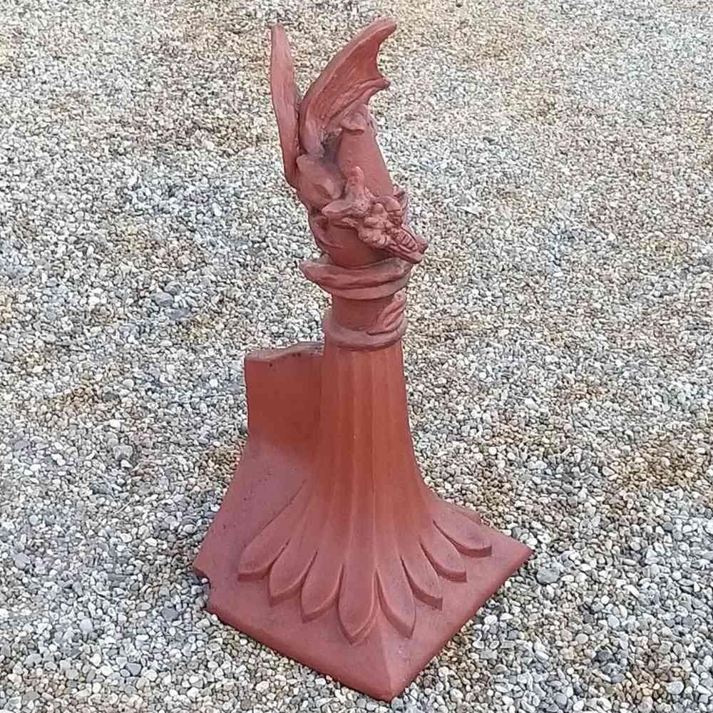 Block end sabre dragon finial crest