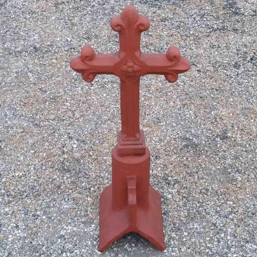 Double arch tudor cross finial