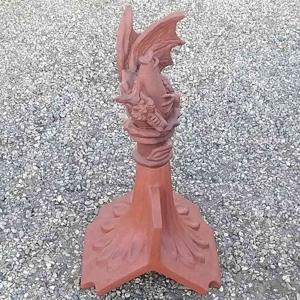 Column sabre finial crest