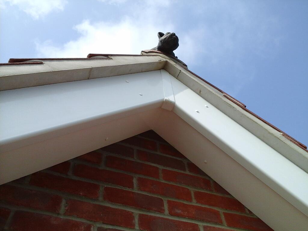 Cat finials and ornamental ridge tiles for roofs