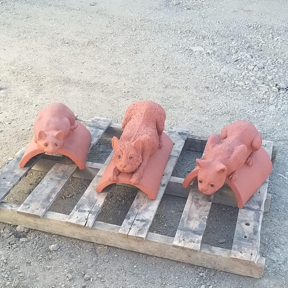 Cat ridge tiles and decorative ridge tiles for roofs