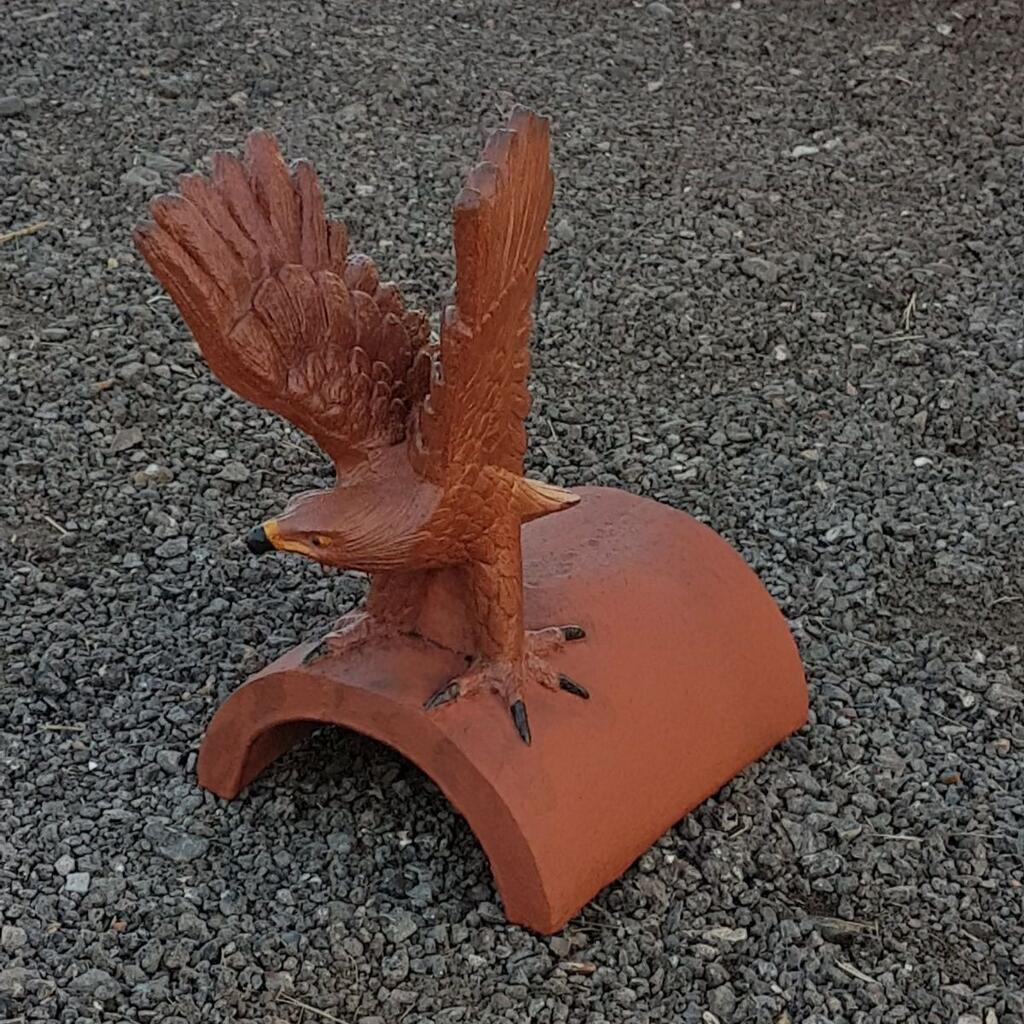 Bird ridge tiles and ornamental ridge tiles for roofs